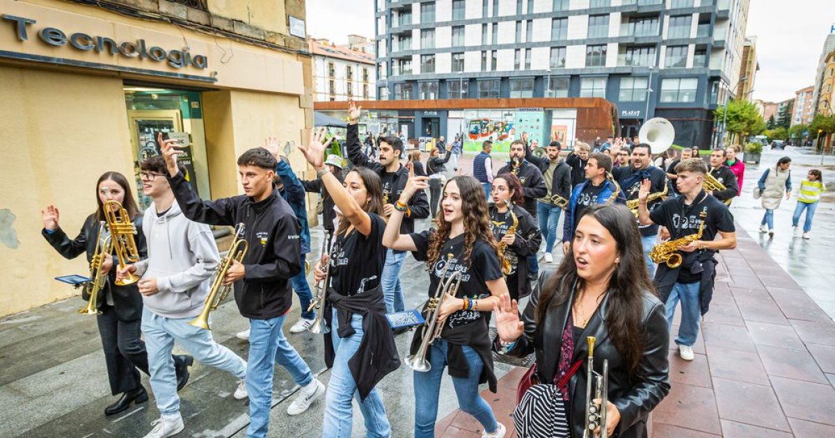 Las fotos de la charanga La que has liao celebrando 10 años de historia