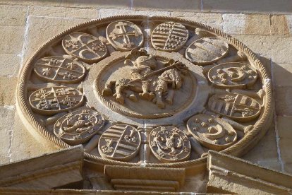 La singular farola de Soria con 12 escudos que esconde siglos de ...