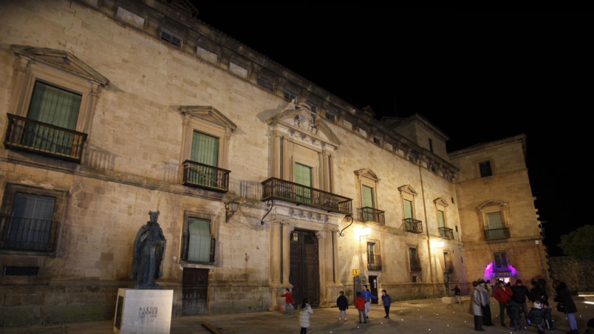PATRIMONIO: Pavimentación y la jardinería en el Palacio de los Hurtado ...