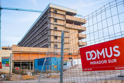 LA CAPITAL: El Ayuntamiento ordena el derribo de la polémica quinta planta de Los Pajaritos