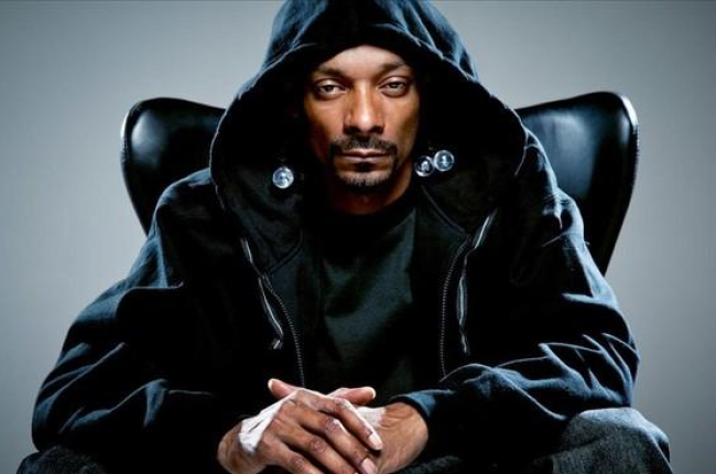 El rapero Snoop Dogg tiene un empleado para que le lie los porros