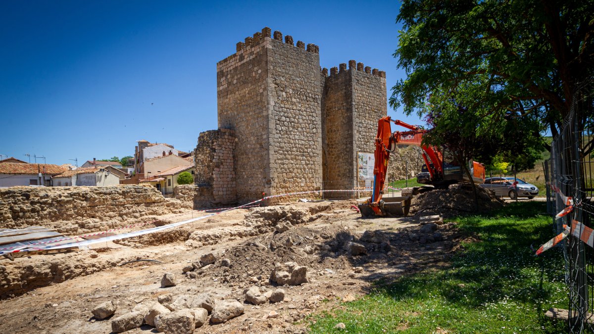 Huele a alfarería en el entorno la Puerta del Mercado de Almazán