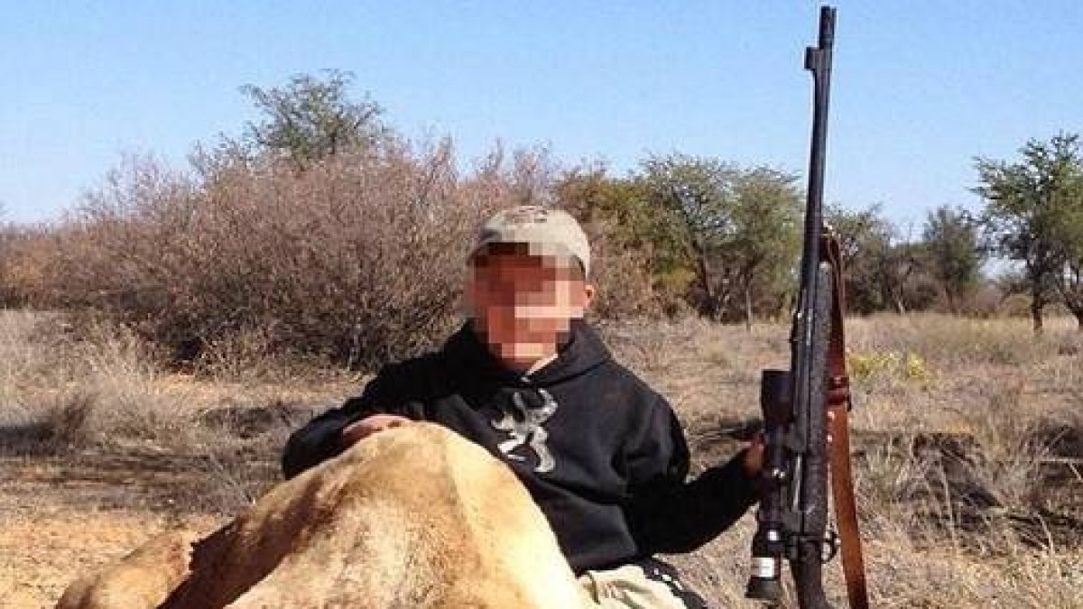 Un niño de siete años da caza a "su primer león"