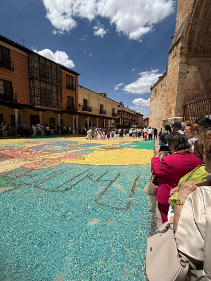 Las alfombras del Corpus Christi llenan El Burgo de Osma de color y ...