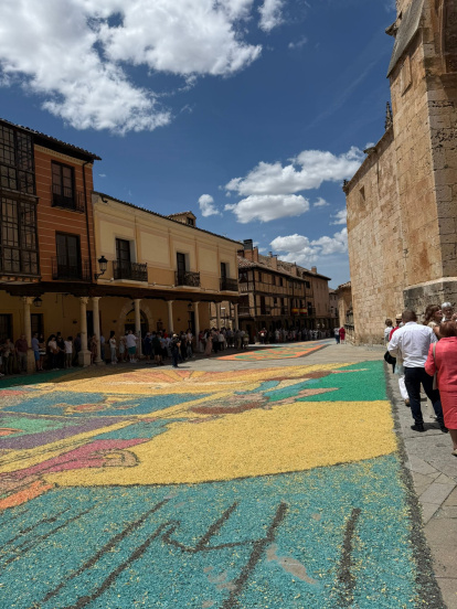 Las alfombras del Corpus Christi llenan El Burgo de Osma de color y ...