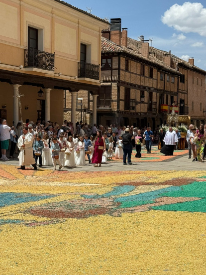 Las alfombras del Corpus Christi llenan El Burgo de Osma de color y ...