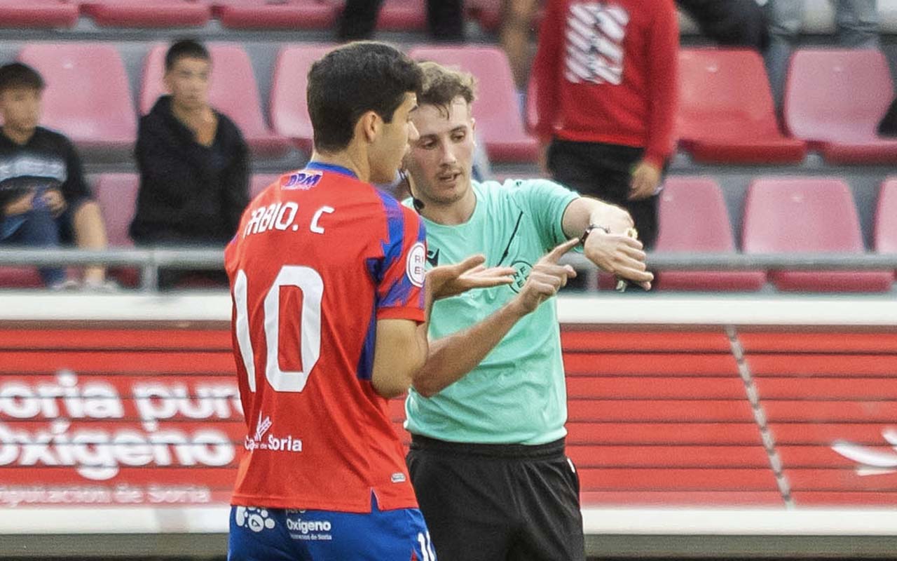 El colegiado vasco Alex Rivas dirigirá el choque de este domingo en Los ...