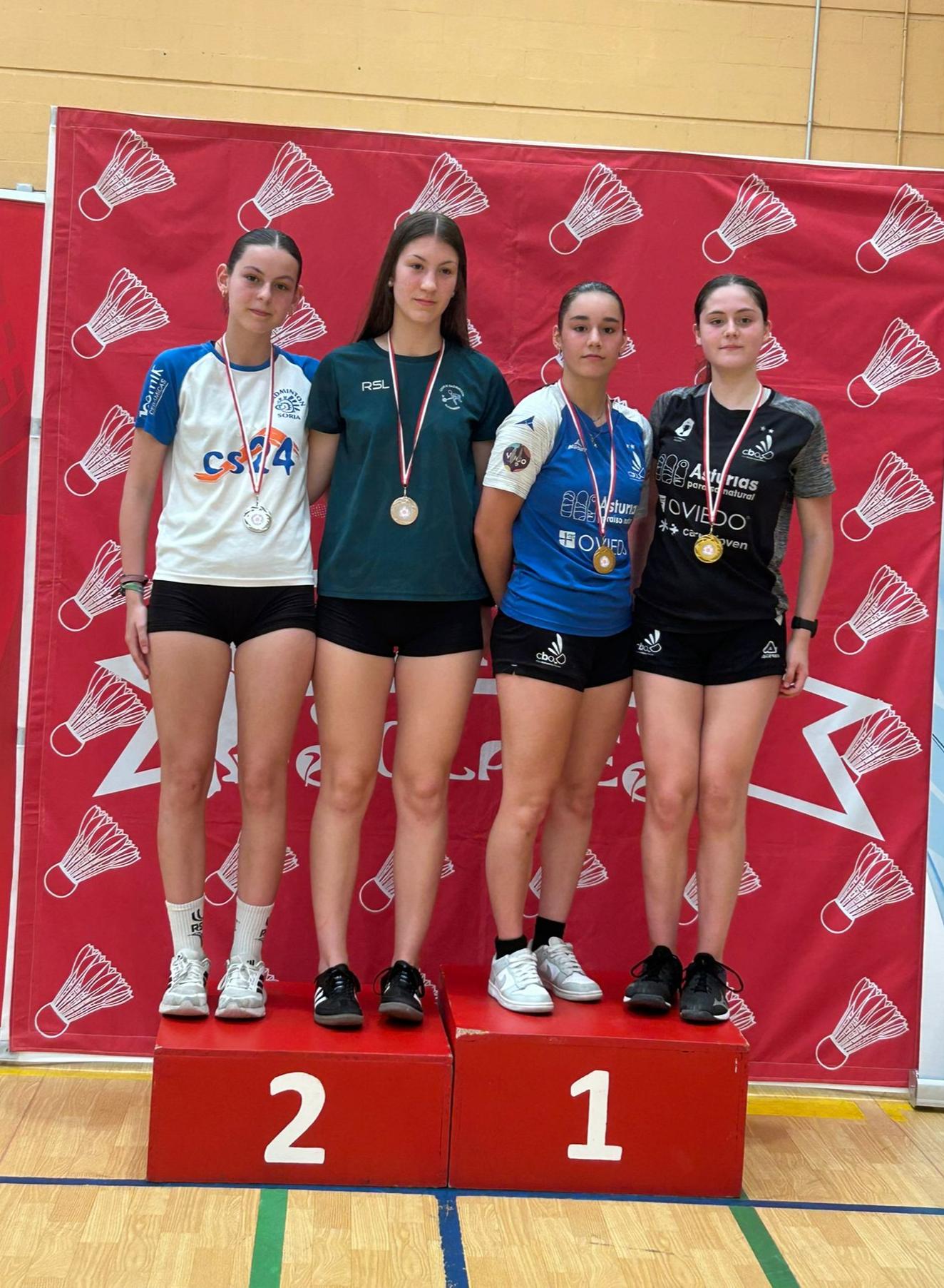 Medallas para los seniors y los sub 17 del Club Bádminton Soria